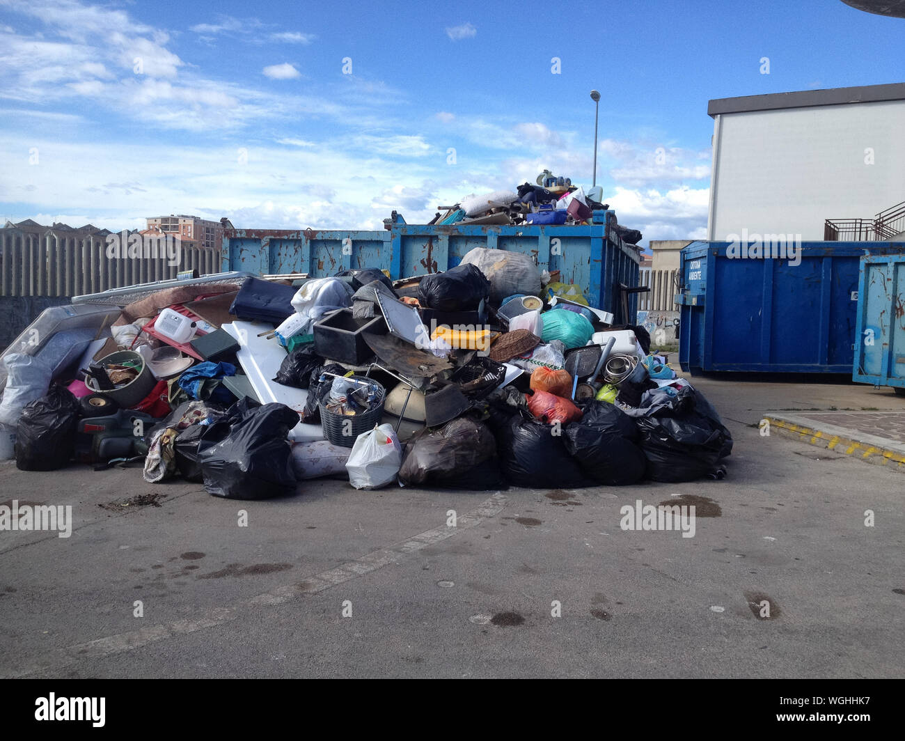 Garbage heap hi-res stock photography and images - Alamy
