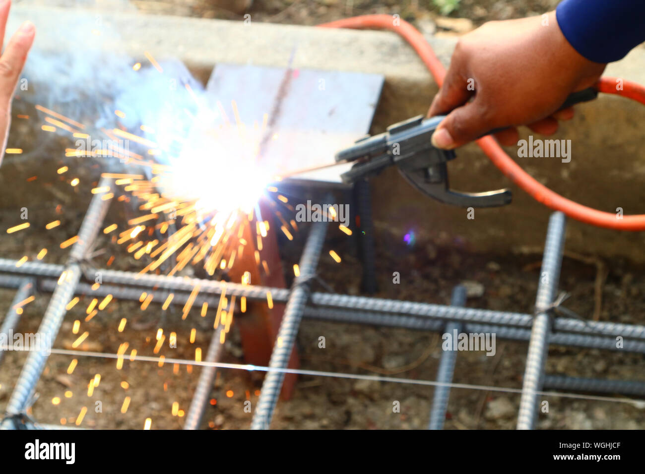 Person welding hi-res stock photography and images - Alamy