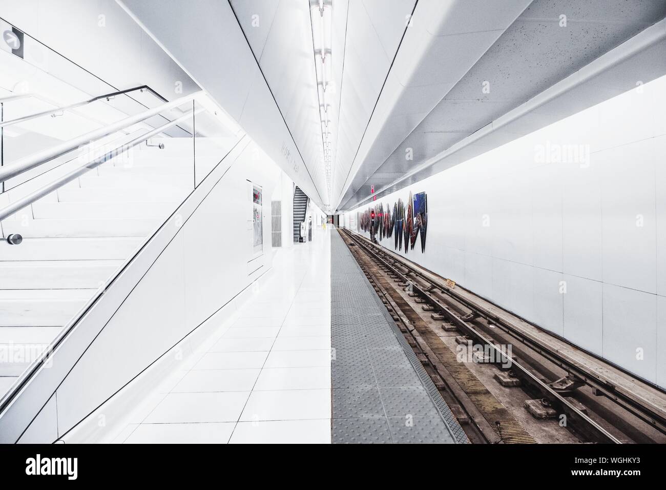 Underground railway platform hi-res stock photography and images - Alamy