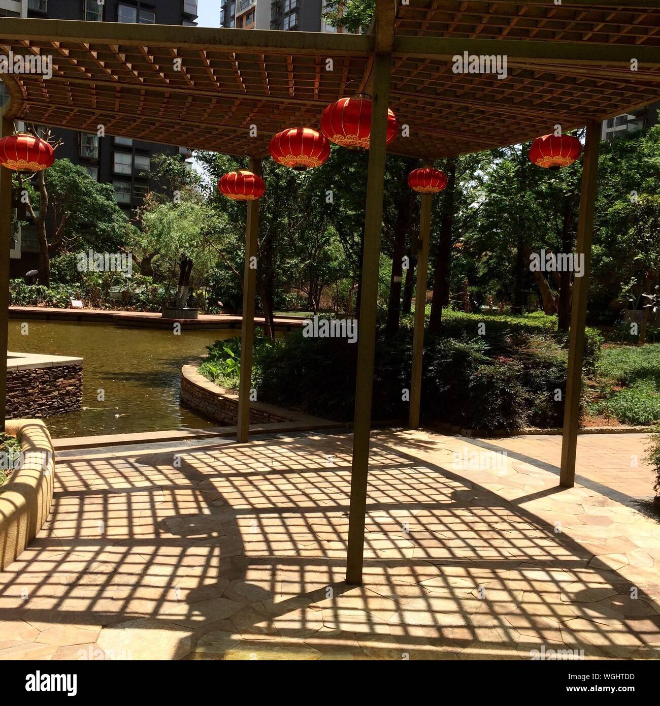 Shaded walkway hi-res stock photography and images - Alamy