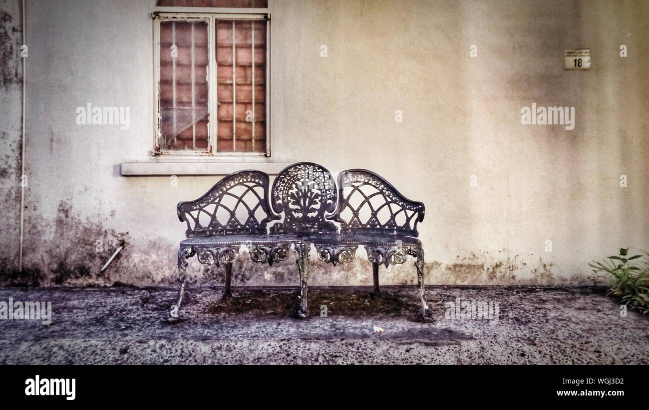 Bench house hi-res stock photography and images - Alamy