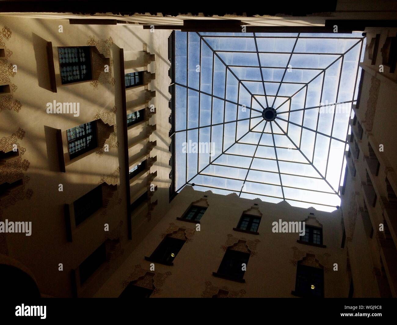 Angle courtyard hi-res stock photography and images - Alamy