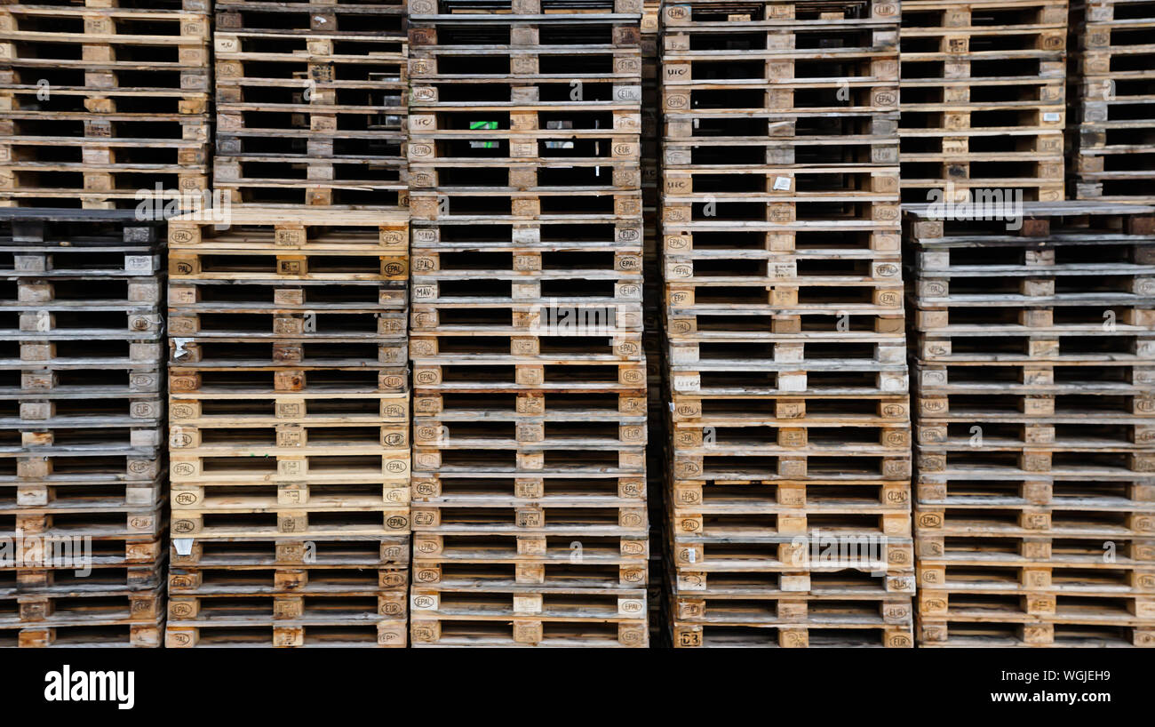Stacked pallets hi-res stock photography and images - Alamy