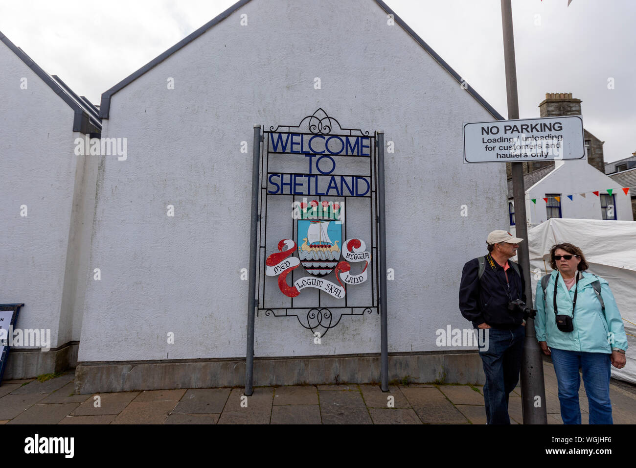 Tourist near a welcome to shetland sign hi-res stock photography and ...