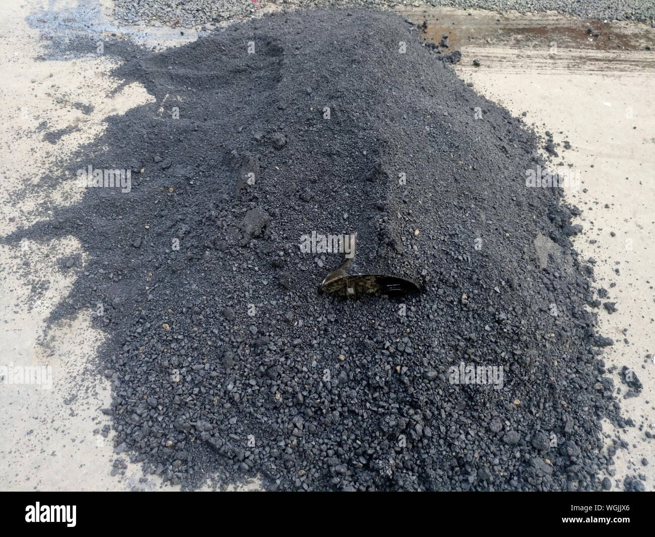 Black tar road hi-res stock photography and images - Alamy