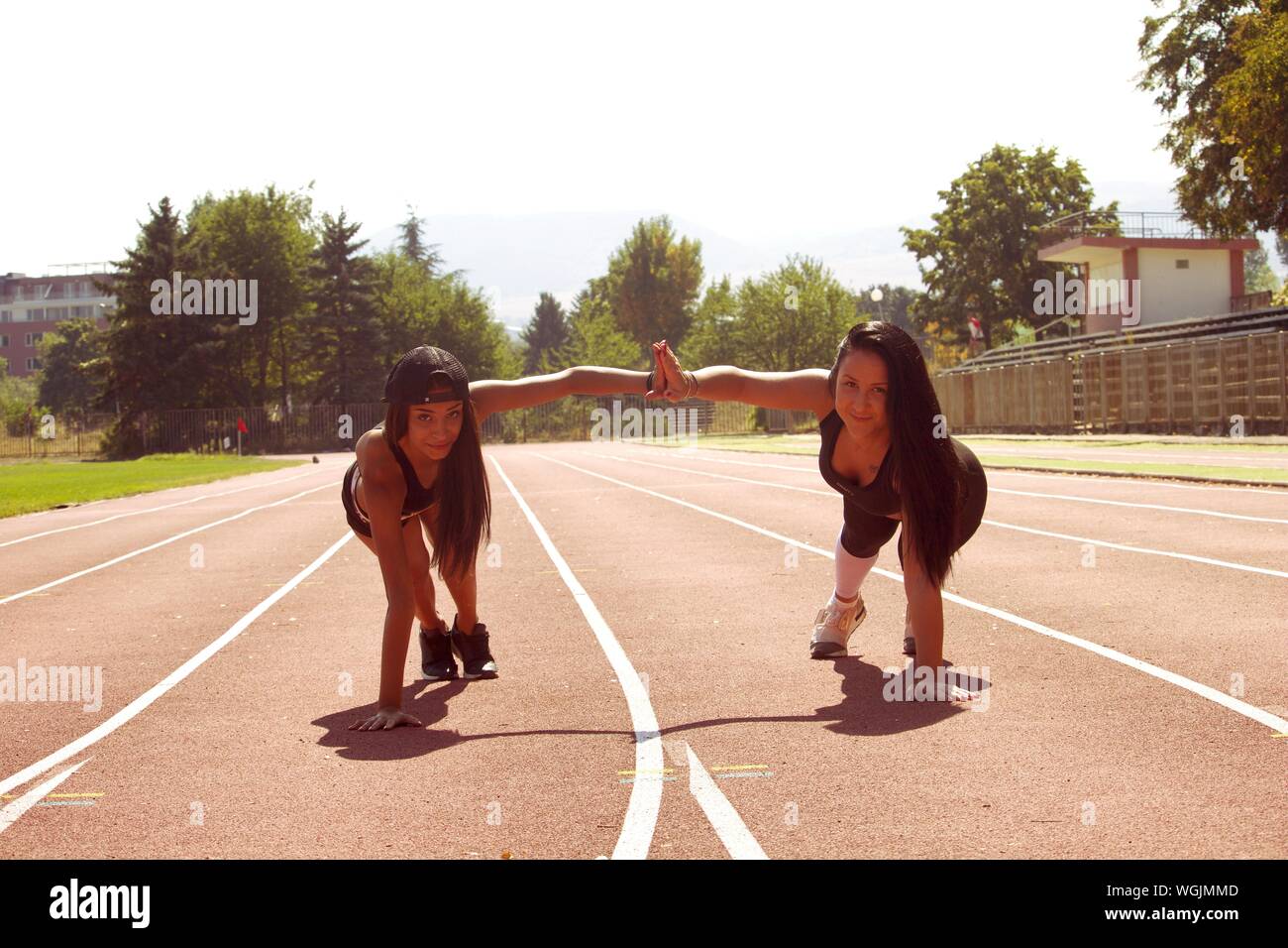 Women running on track hi-res stock photography and images - Alamy