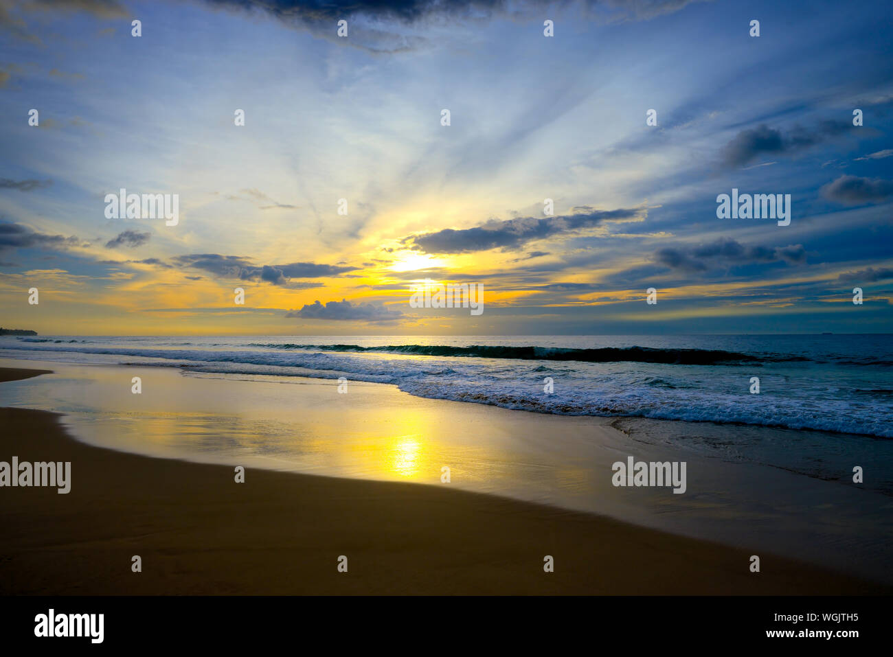 Beautiful sunset at the sea hi-res stock photography and images - Alamy