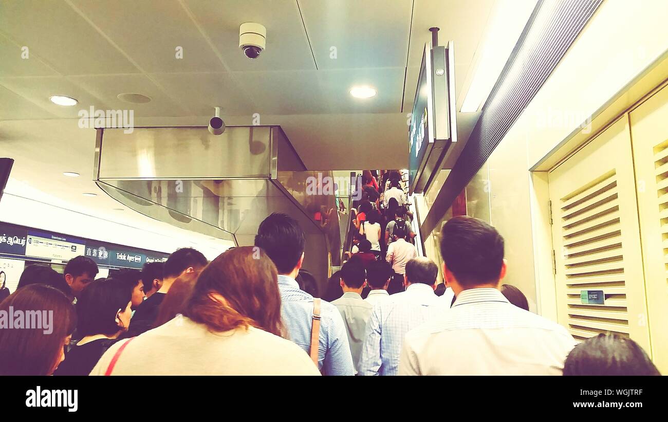 Moving men crowd hi-res stock photography and images - Alamy