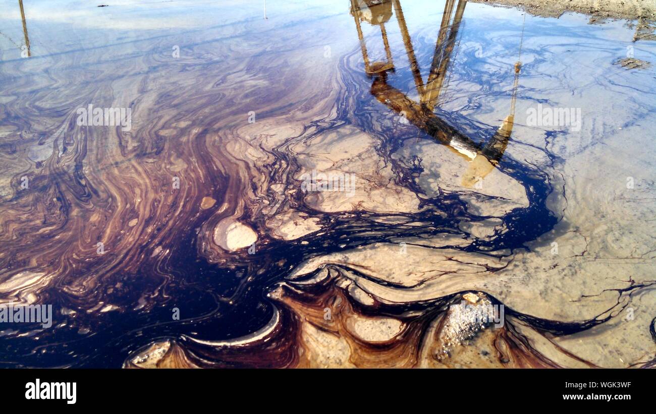 Oil spill water pollution hi-res stock photography and images - Alamy