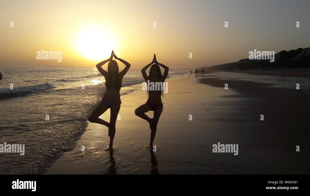 Women sunset beach hi-res stock photography and images - Alamy