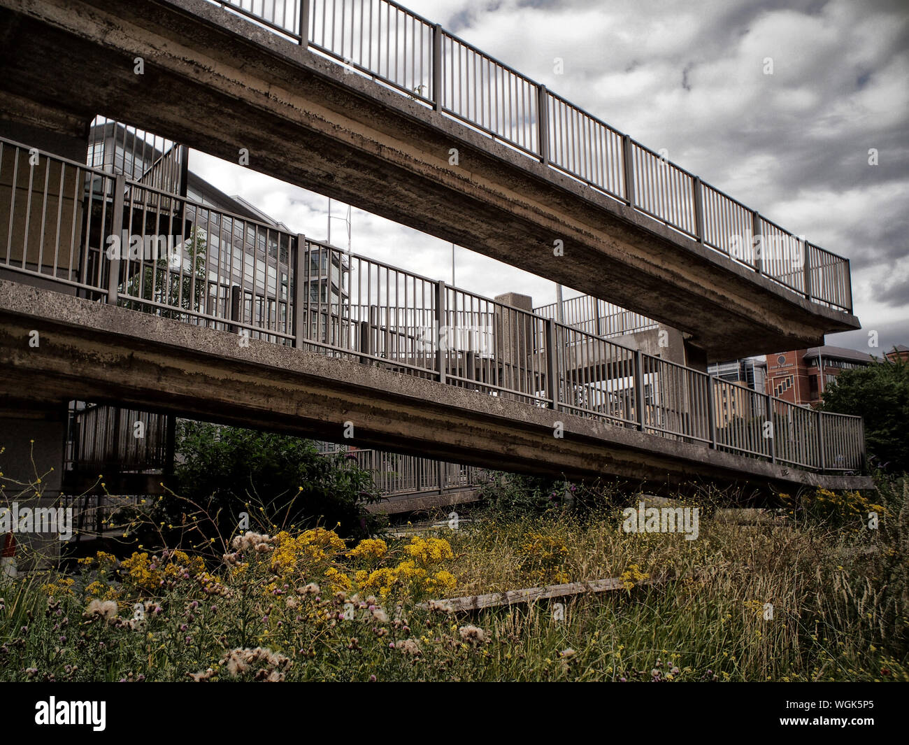 Elevated footpath hi-res stock photography and images - Alamy