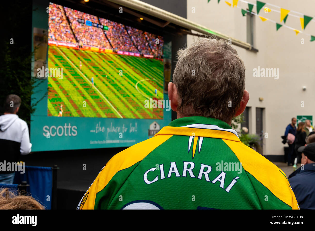 Big screen football hi-res stock photography and images - Alamy