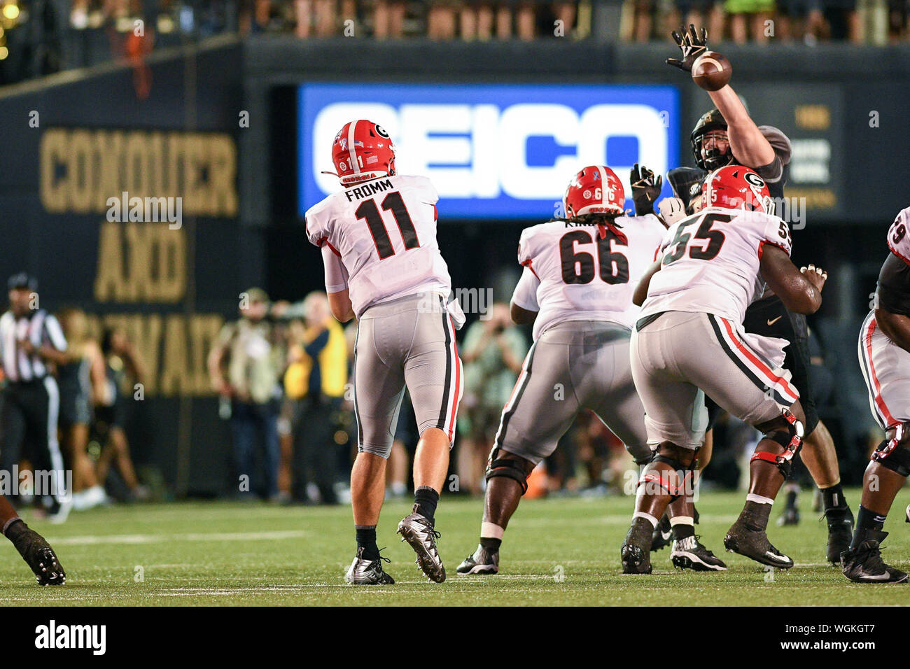 August 31, 2019: Georgia quarterback jake Fromm (11) passing the ball ...