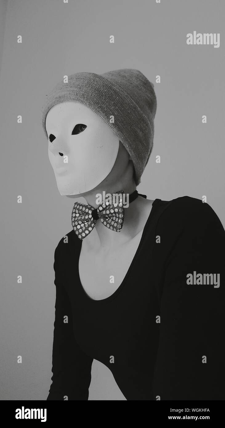 Wearing disguise hiding face hi-res stock photography and images - Alamy