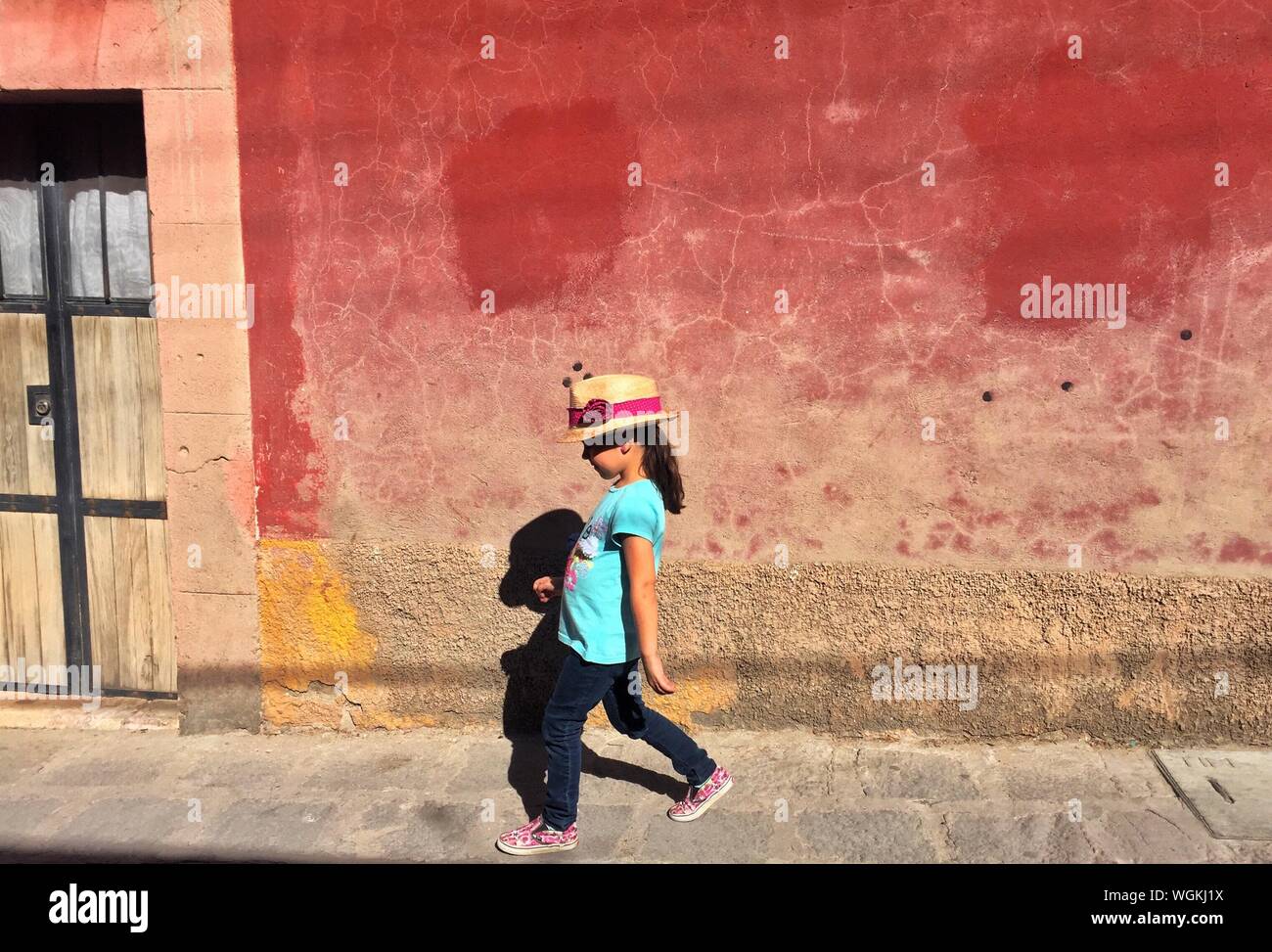 Sidewalk side view sun hi-res stock photography and images - Alamy