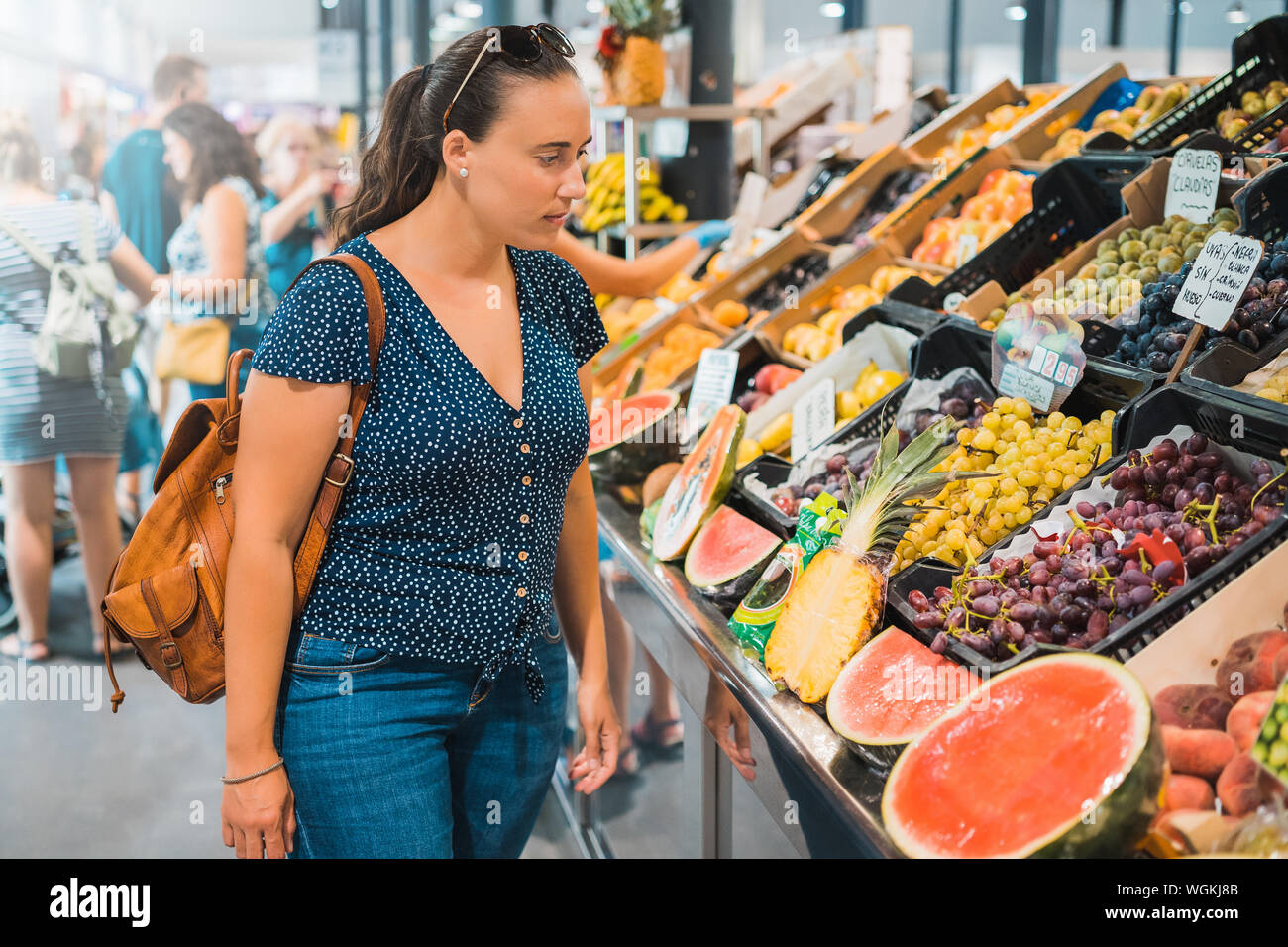 Person looking at vegetable stand hi-res stock photography and images - Alamy