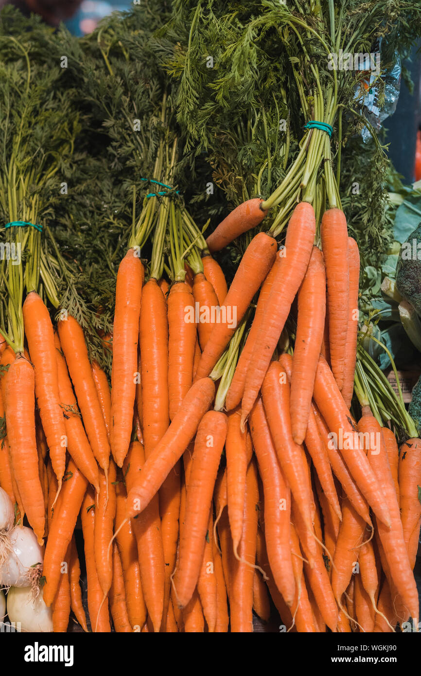 Organic carrots at the weekend farmer market. Fresh vegetable Stock ...