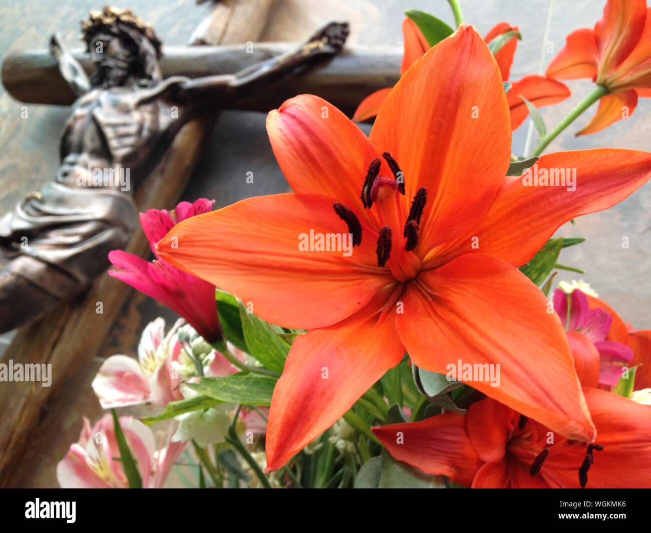 Crucifix of flowers hi-res stock photography and images - Alamy