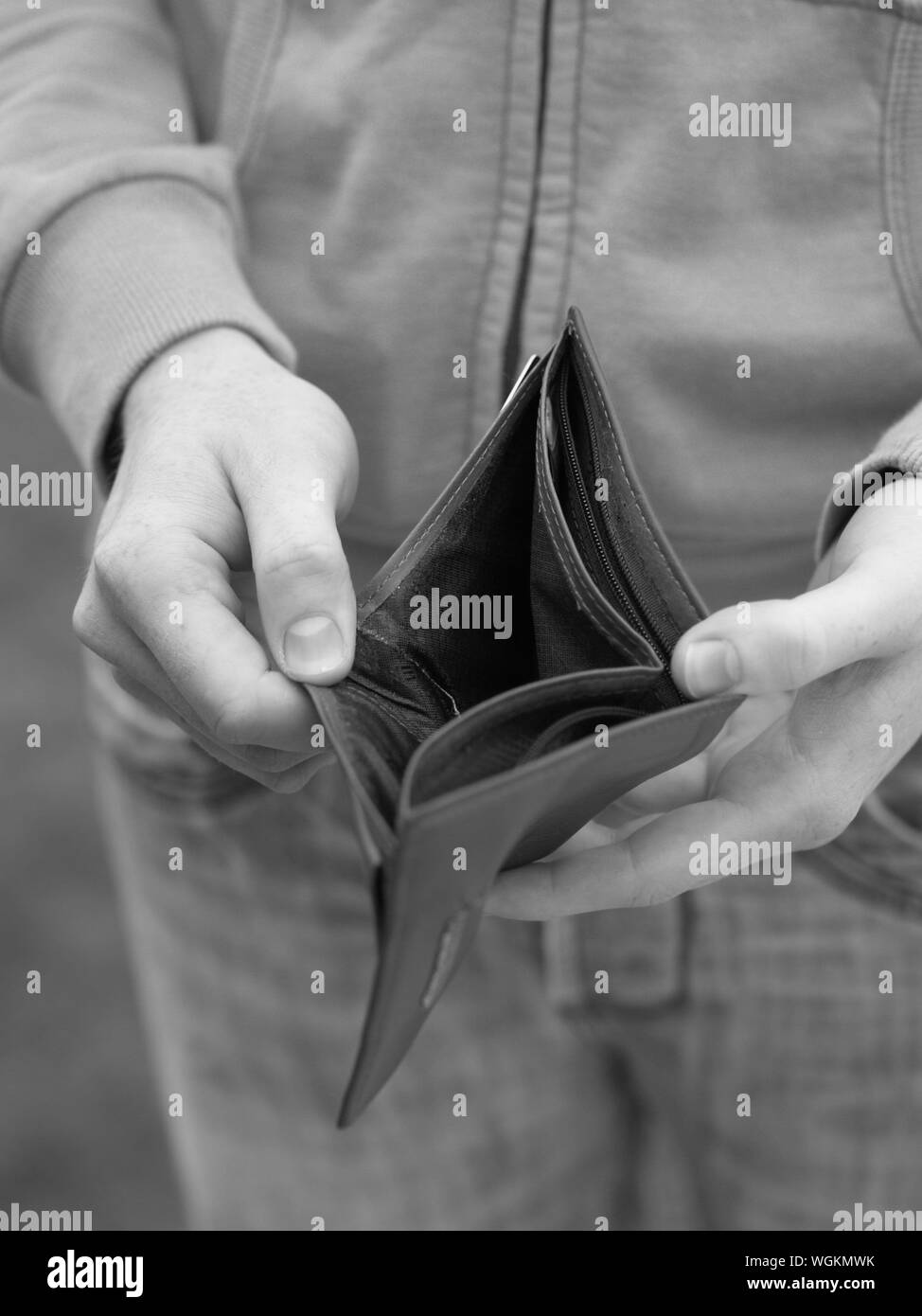 Man holding empty wallet hi-res stock photography and images - Alamy