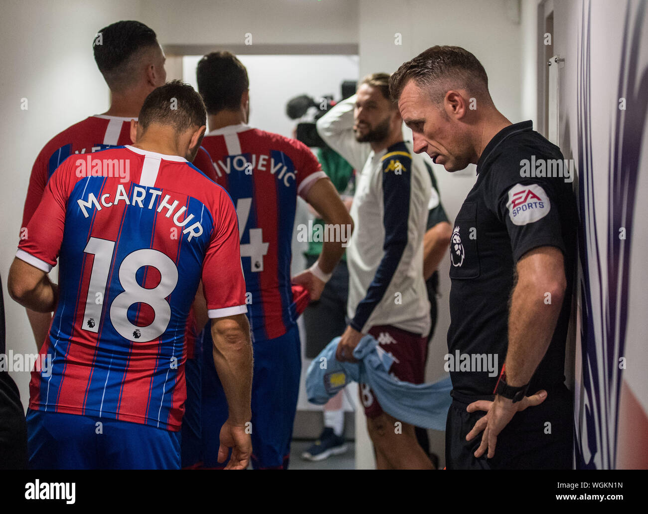 Assistant referee scott ledger hi-res stock photography and images - Alamy