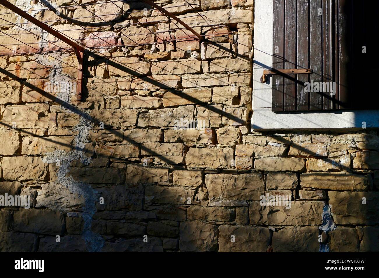 Sunlight on stone wall hi-res stock photography and images - Alamy