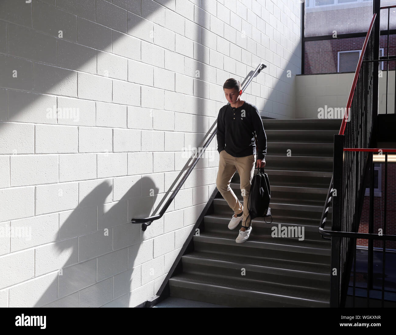 School students on stairs hi-res stock photography and images - Alamy