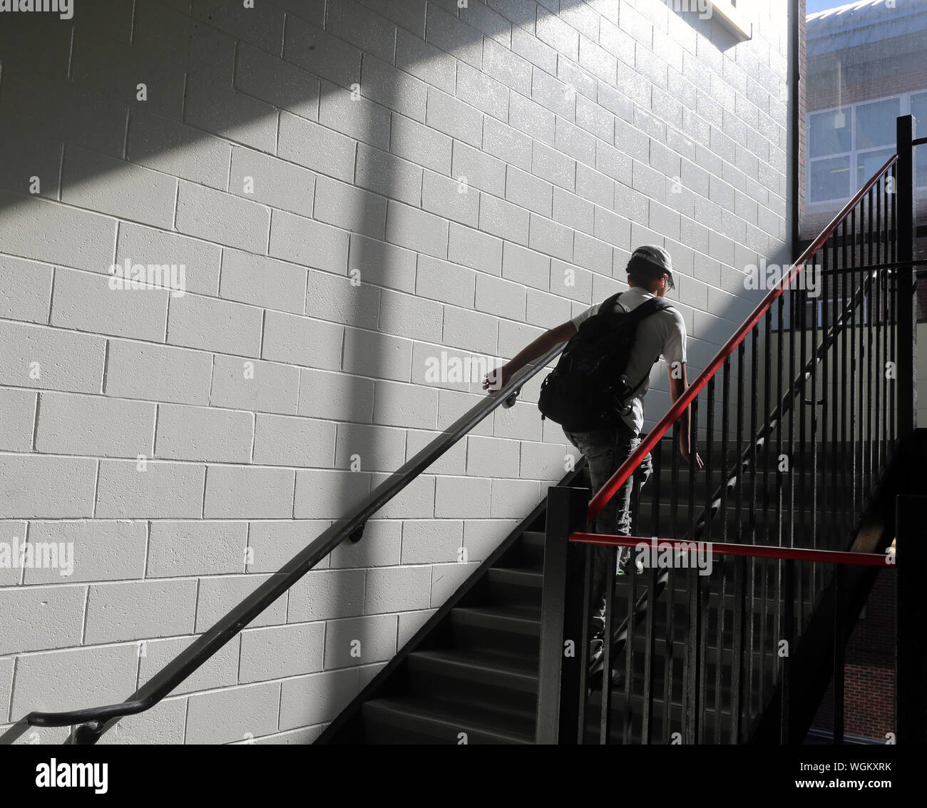 School students on stairs hi-res stock photography and images - Alamy