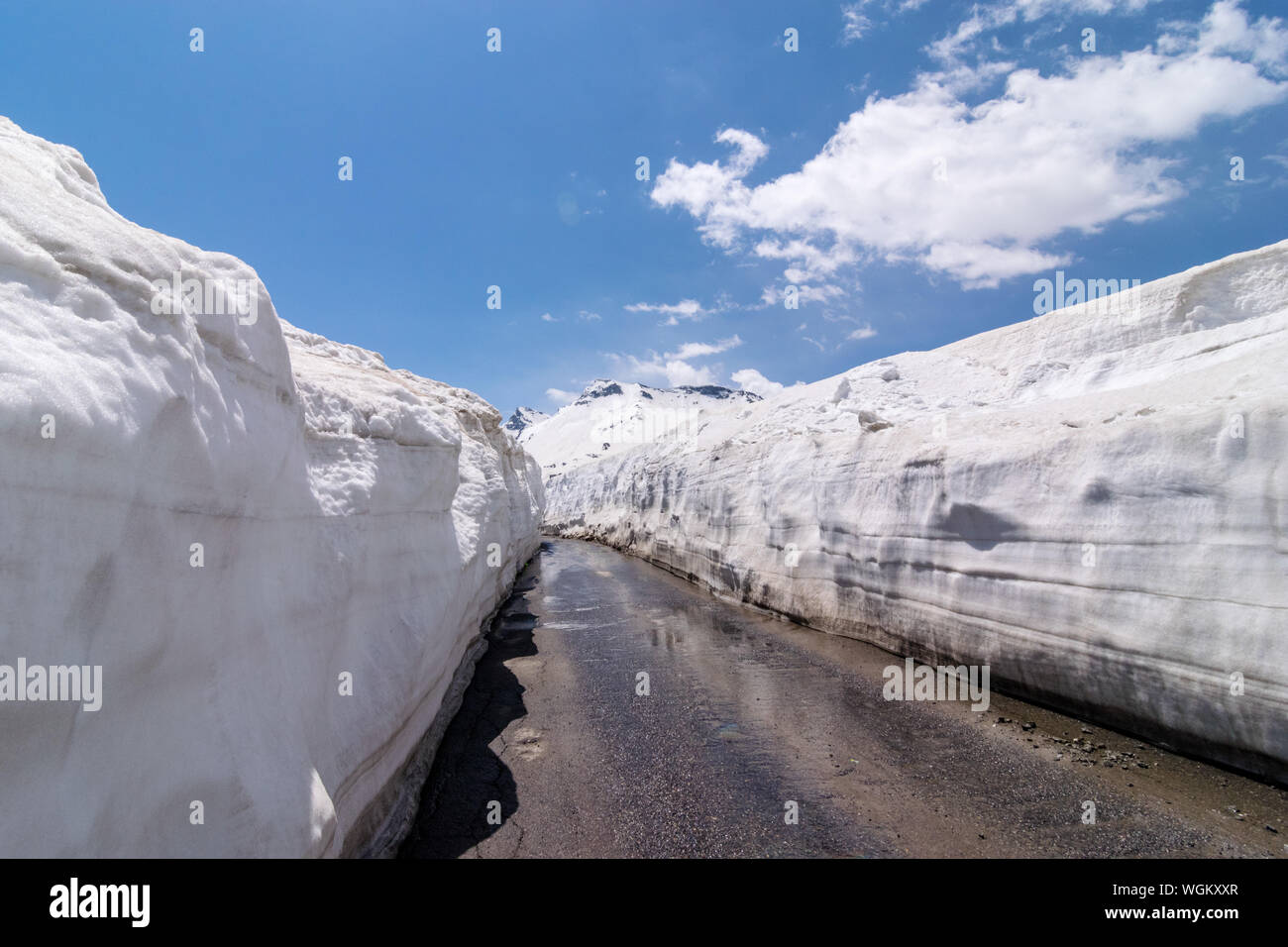 20 feet snow wall - Snow Covered Rohtang pass in June Stock Photo - Alamy