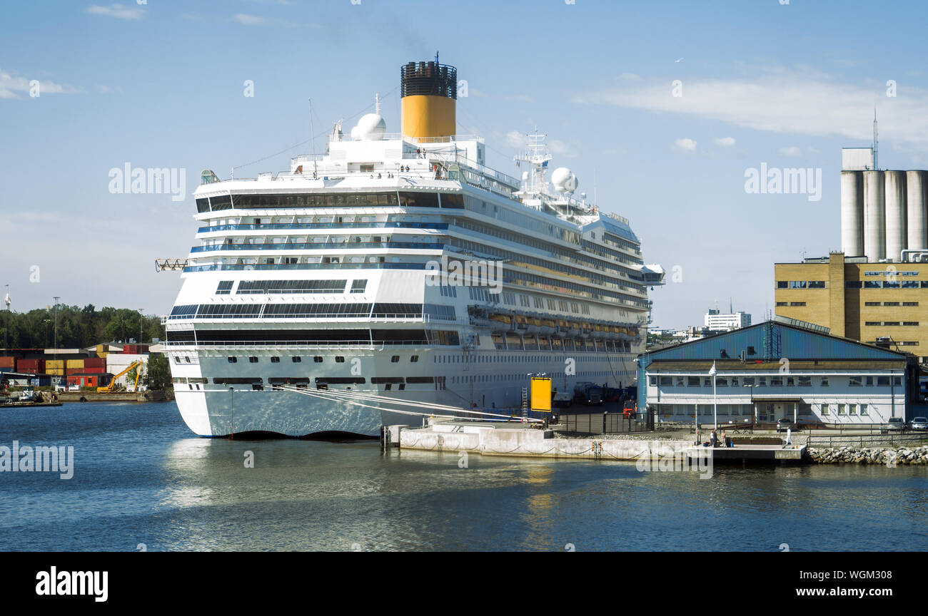 Cruise ship moored at the sea port Stock Photo - Alamy