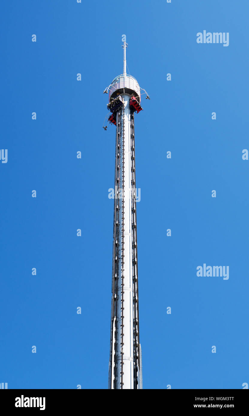 Lifting up machine in amusement park at summer Stock Photo - Alamy