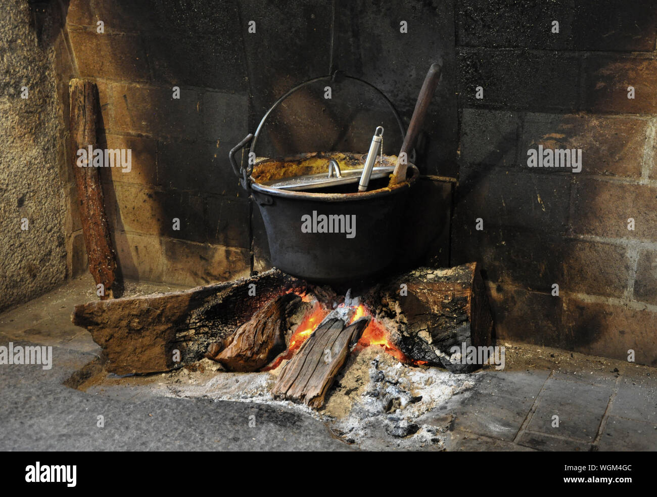 Wood burning cooking hi-res stock photography and images - Alamy