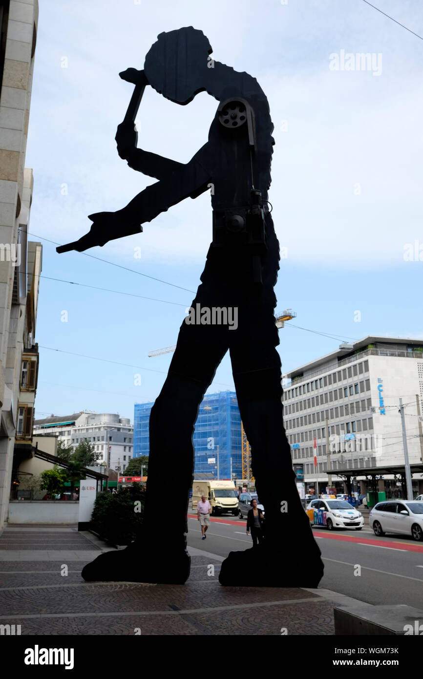 Hammering man, a giant sculpture by the American artist Jonathan ...