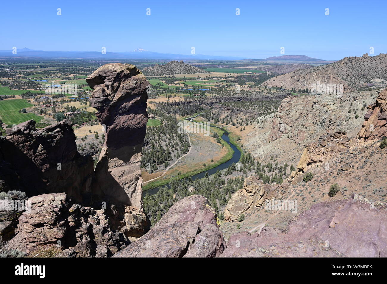 Smith Rock State Park, Monkey Face rock formation and Crooked River ...