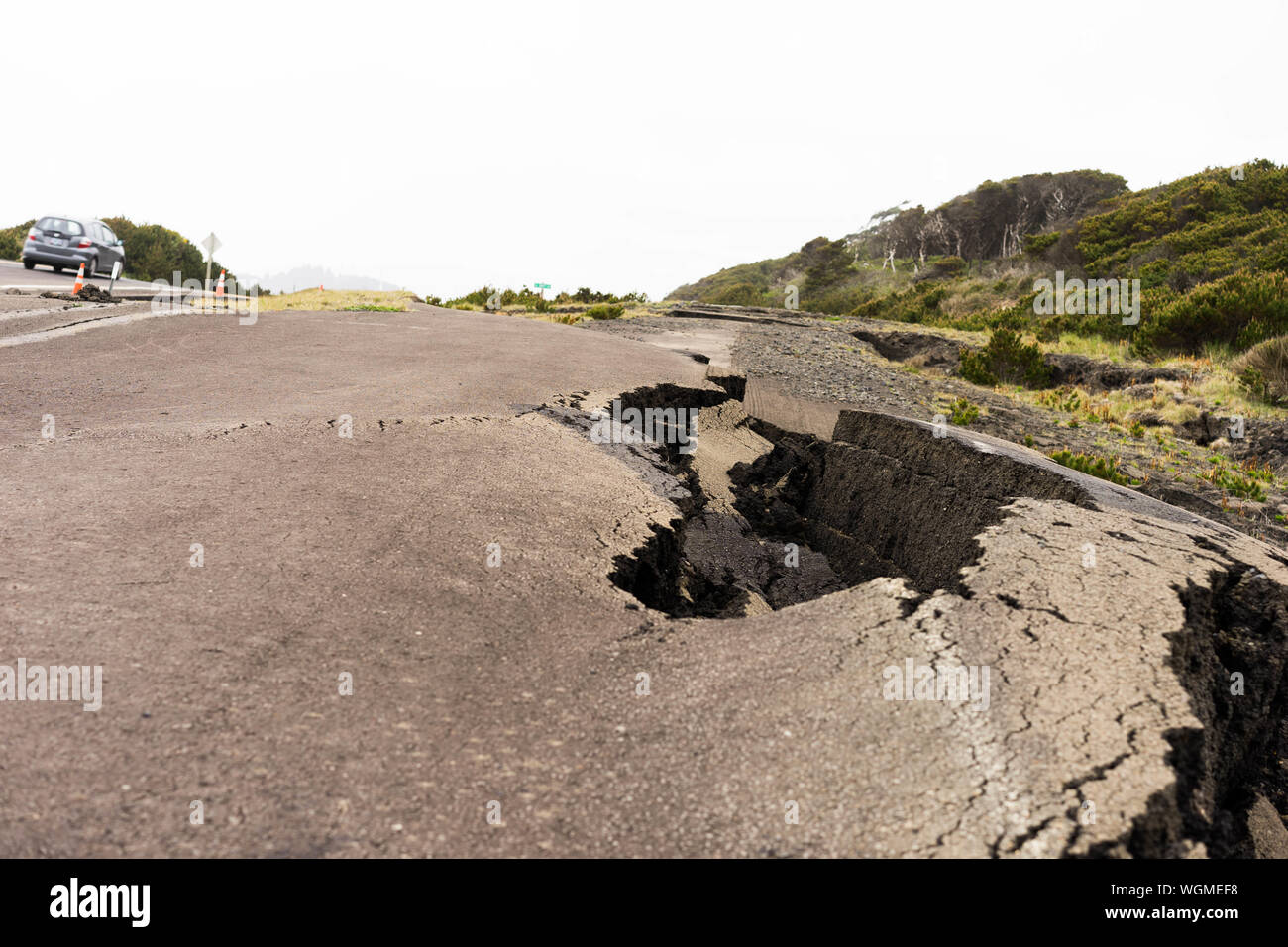 Earthquake damaged road hi-res stock photography and images - Alamy