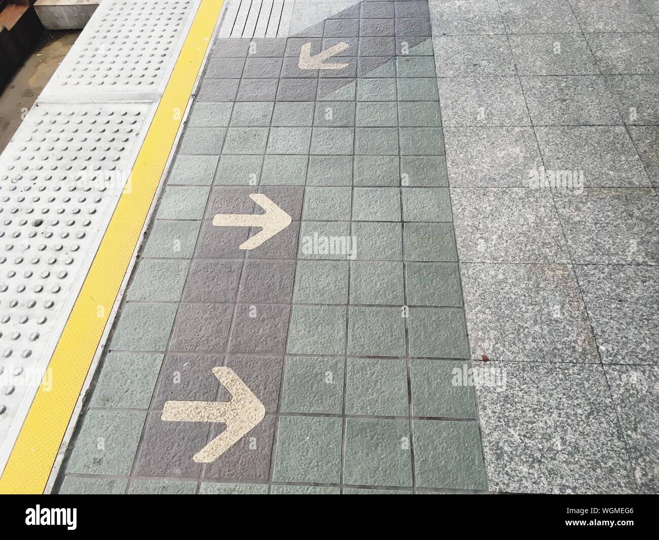 Pavement arrow hi-res stock photography and images - Alamy