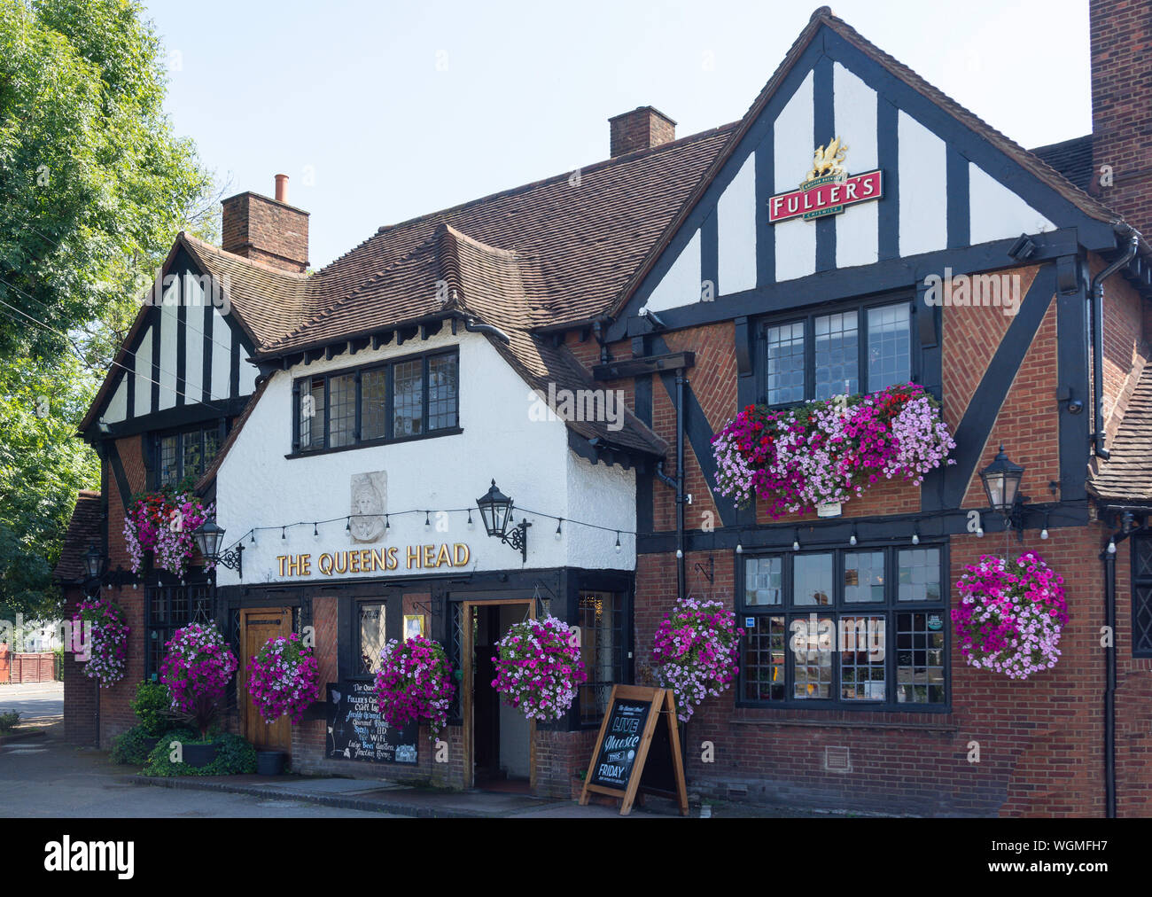 Queens head pub london hi-res stock photography and images - Alamy