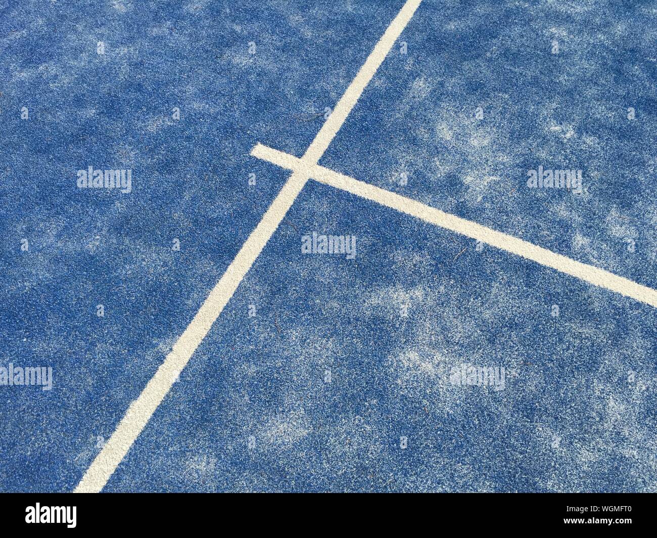 Dividing straight lines hi-res stock photography and images - Alamy