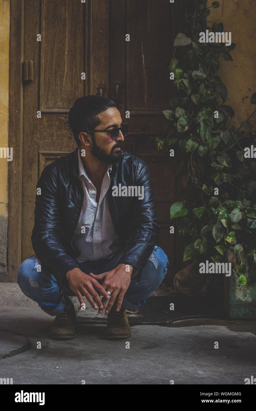 Young man crouching hi-res stock photography and images - Alamy