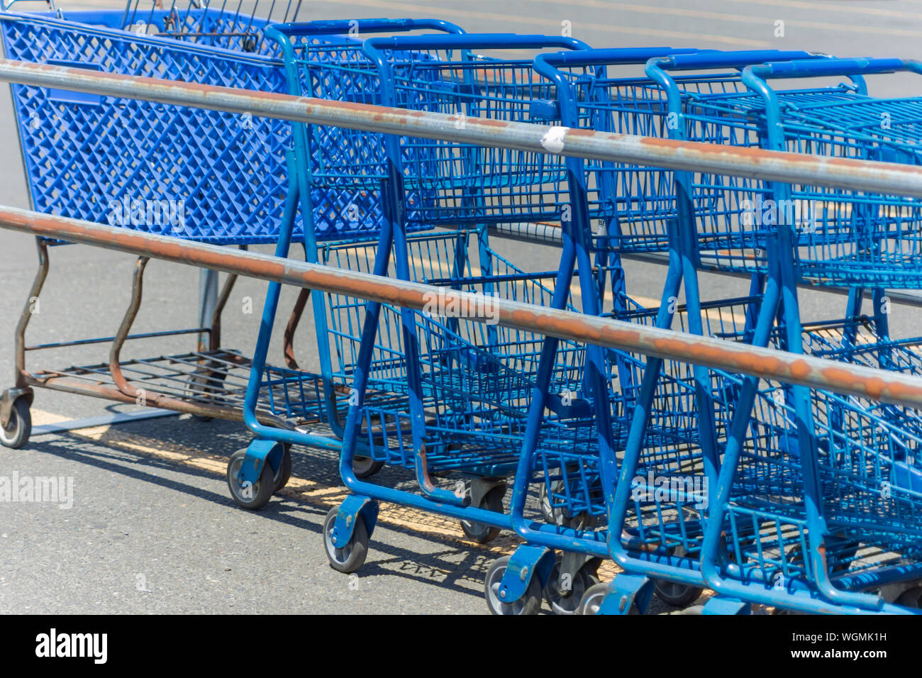 Blue shopping hi-res stock photography and images - Alamy