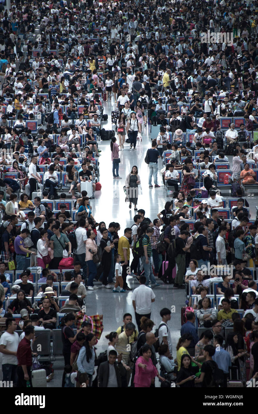 China station crowd hi-res stock photography and images - Alamy