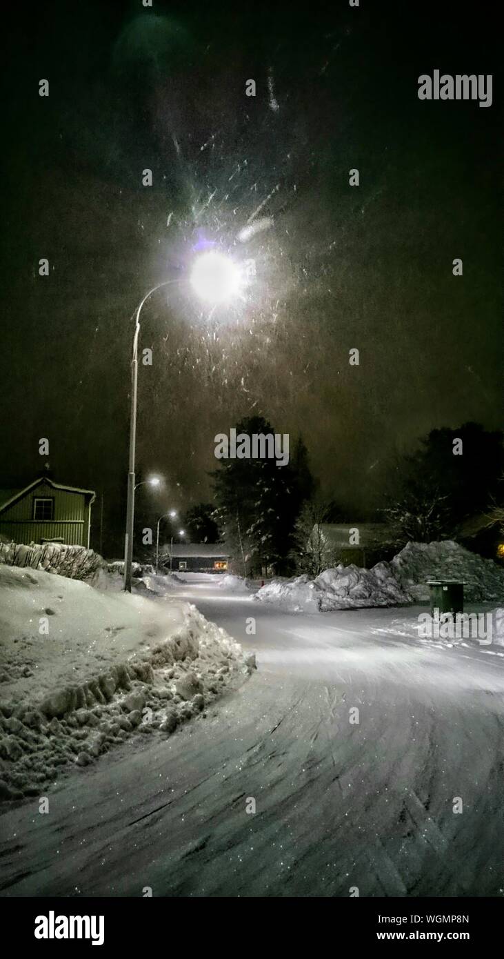 Street light snow hi-res stock photography and images - Alamy