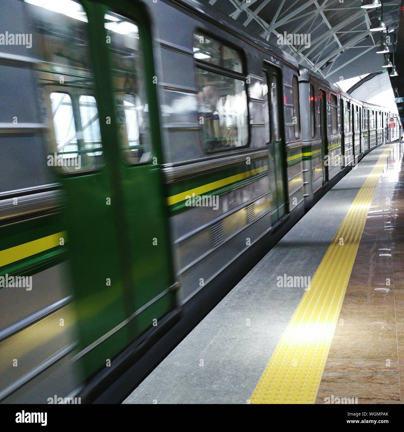 Subway train and subway platform hi-res stock photography and images ...