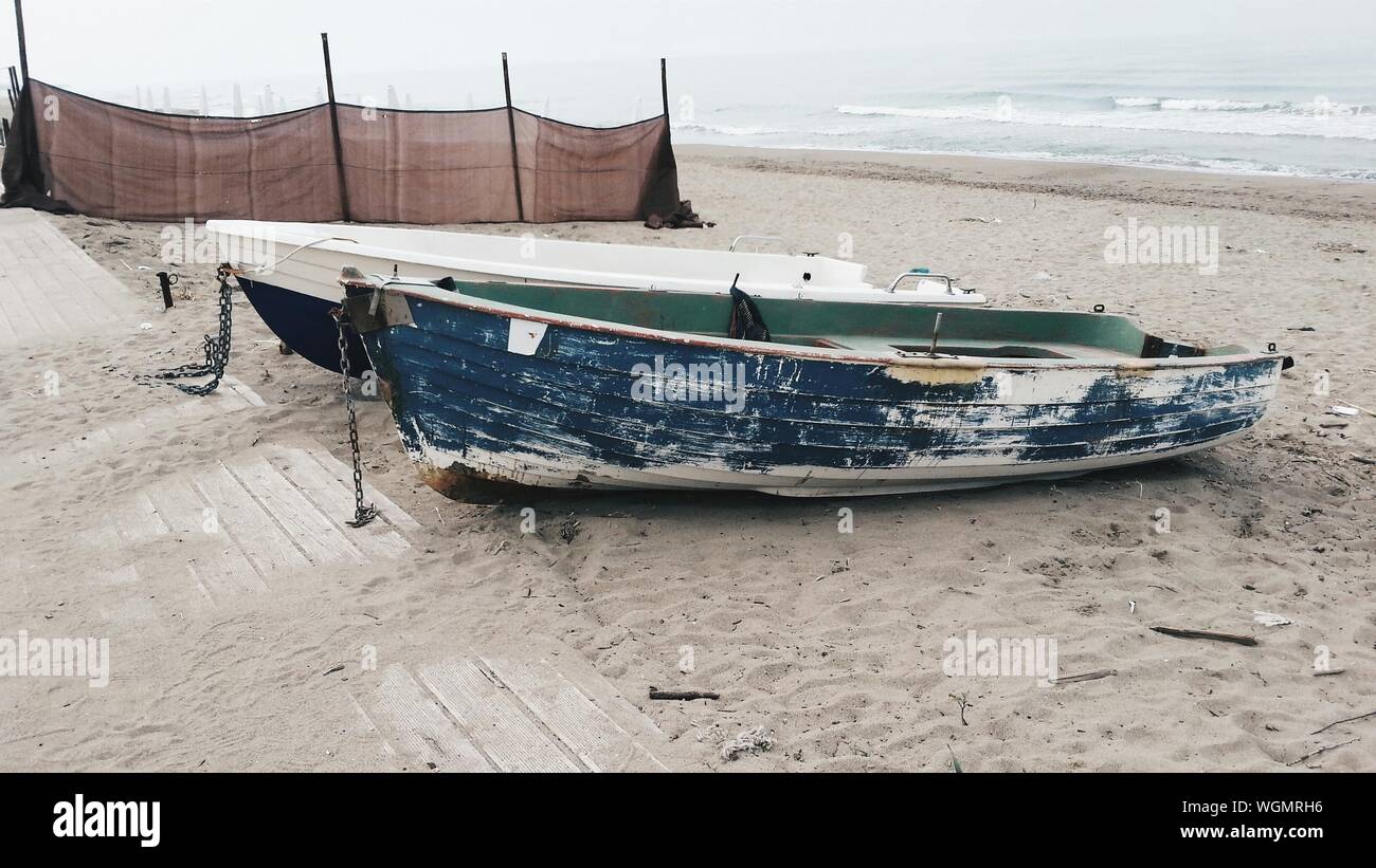 Beach row boats hi-res stock photography and images - Alamy