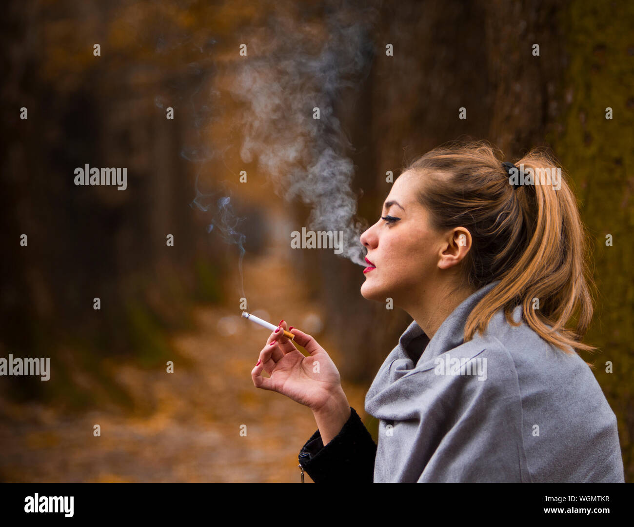 People smoking outdoors hi-res stock photography and images - Alamy