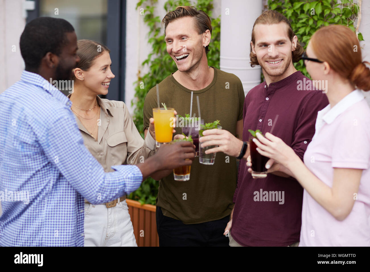 Real people laughing hi-res stock photography and images - Alamy