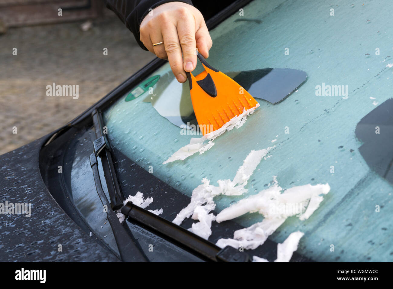 Ice scraping hi-res stock photography and images - Alamy