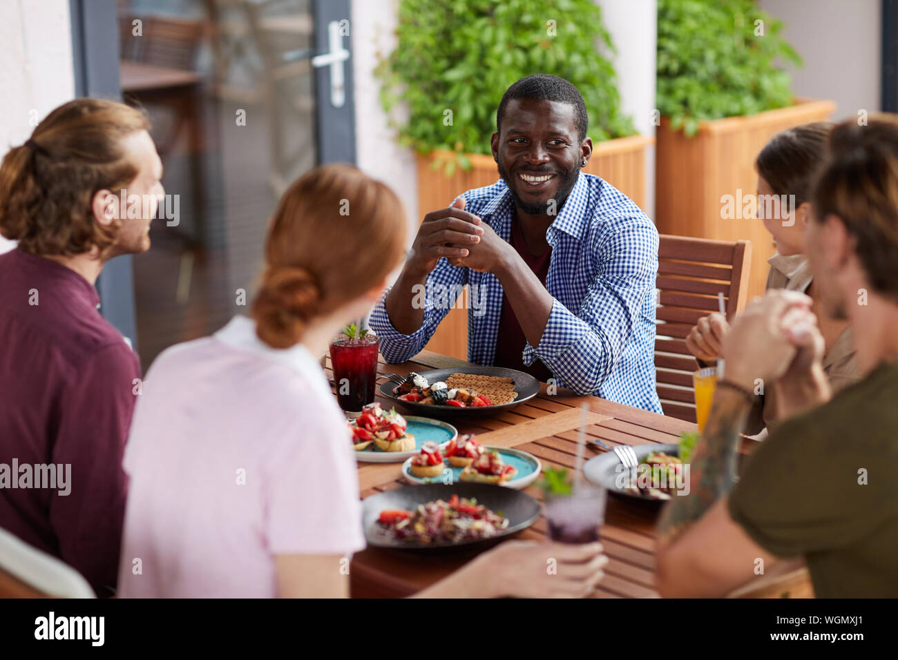 Friendship dinner hi-res stock photography and images - Alamy