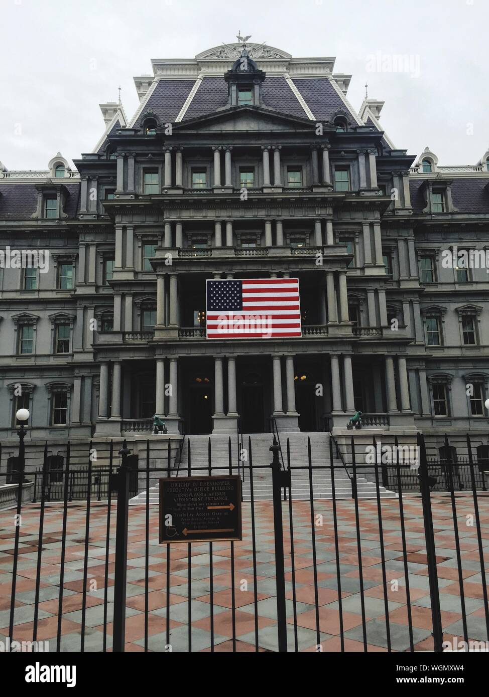 Office building exterior outdoors hi-res stock photography and images ...