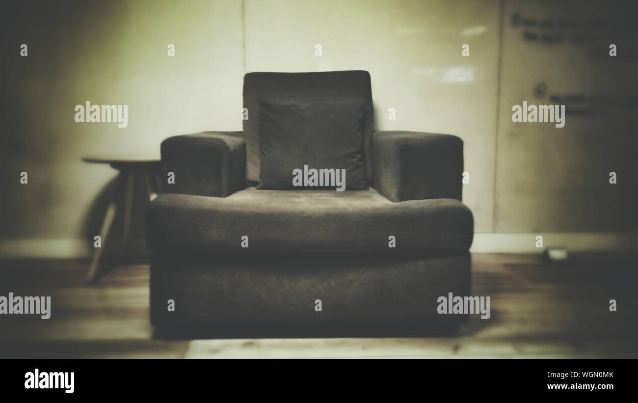 Empty couch hi-res stock photography and images - Alamy