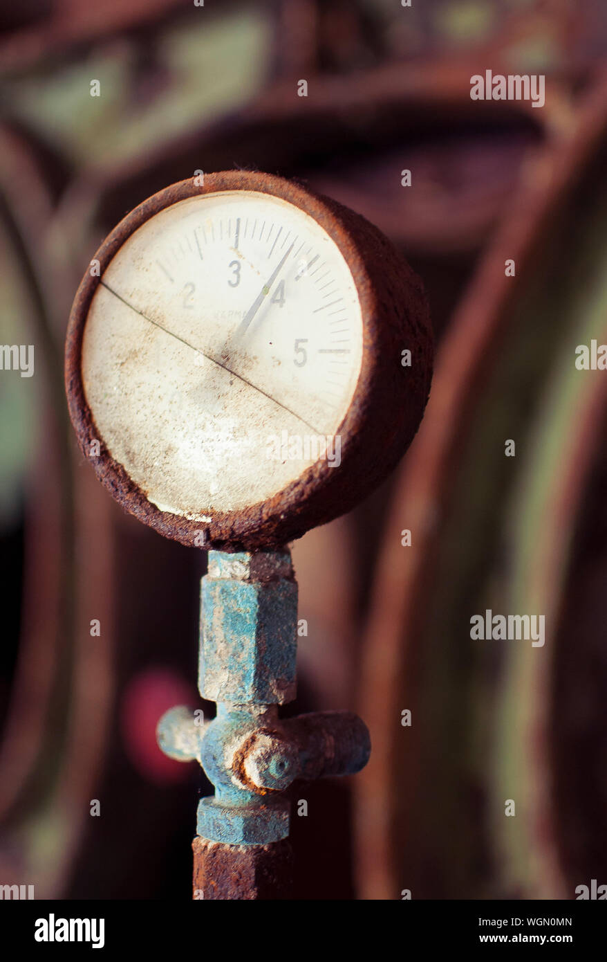 Rusty gauge hi-res stock photography and images - Alamy